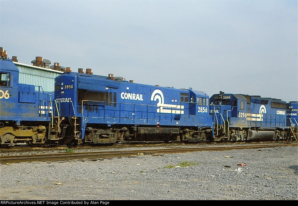 CR U30B 2856 and GP40-2 3296